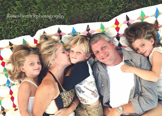 15+ ways to take memorable family photos | DIY Tag